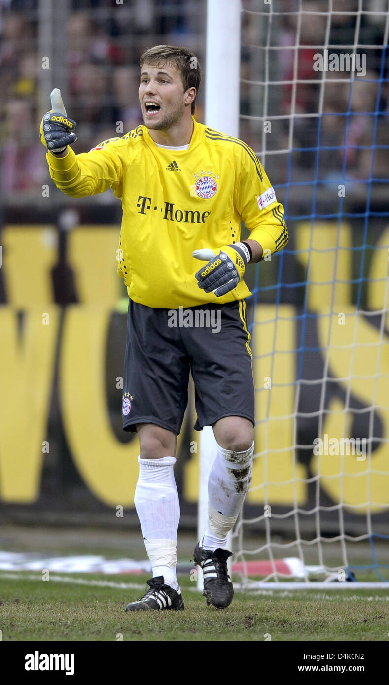 Munich?s goalkeeper Michael Rensing gestures during the German ...