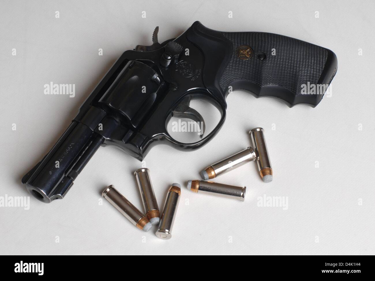 A revolver by Smith & Wesson and several cartridges lie in Butzbach ...