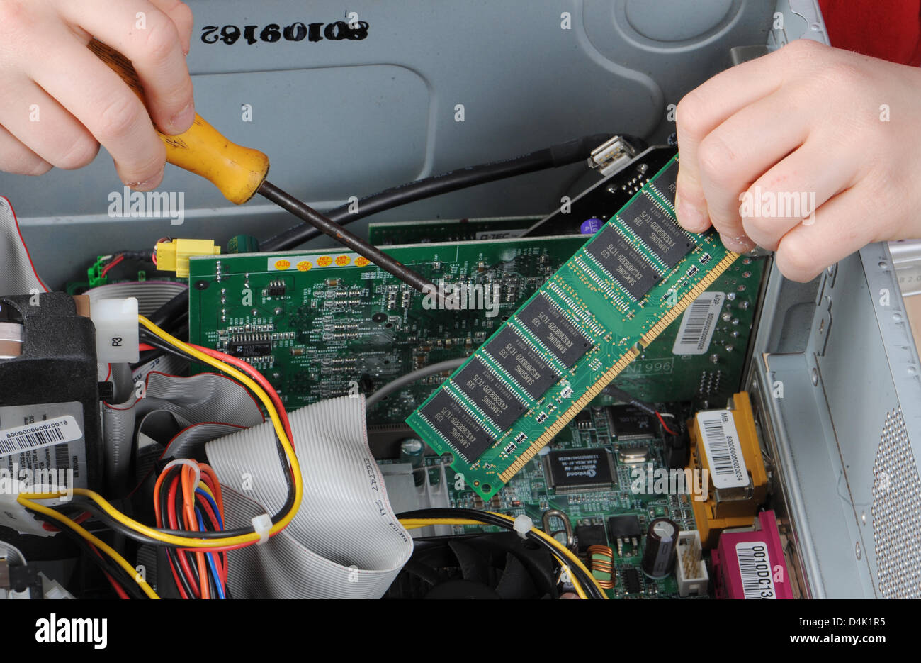 11-year-old Alexander opened the case of his computer and grades it up ...