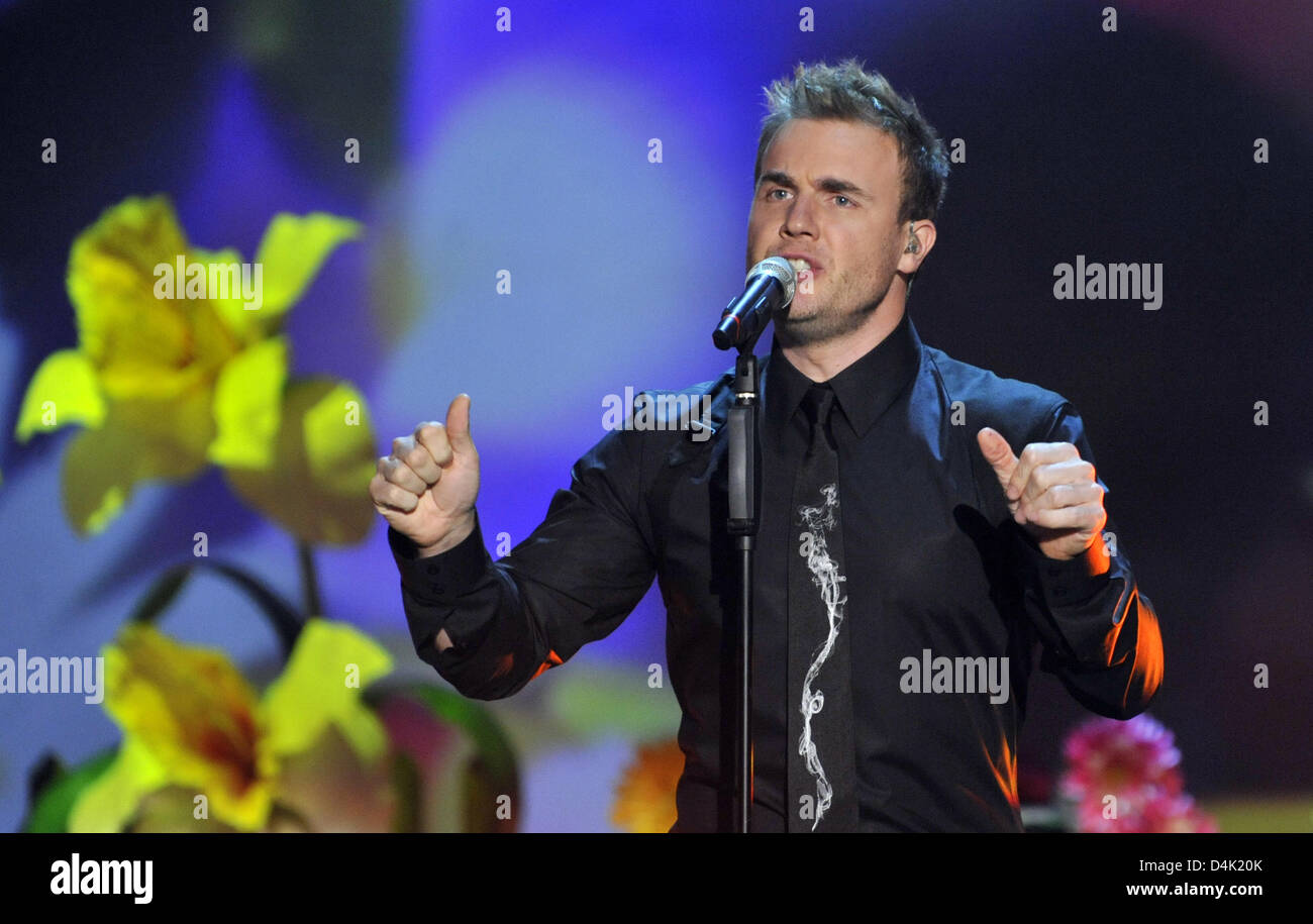 Gary Barlow, singer of boy band ?Take That?, performs during German ...