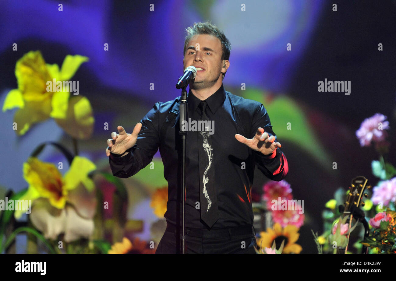 Gary barlow performing hi-res stock photography and images - Alamy