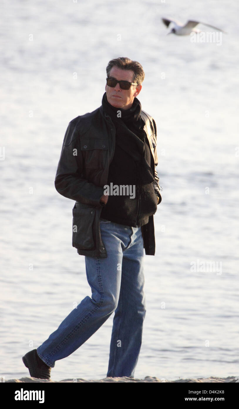 007 actor pierce brosnan hi-res stock photography and images - Alamy