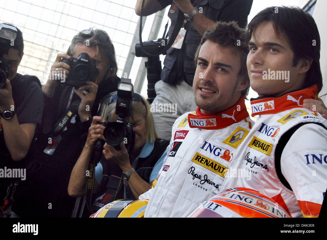 Spanish Formula One driver Fernando Alonso (C) and Brazilian Formula ...