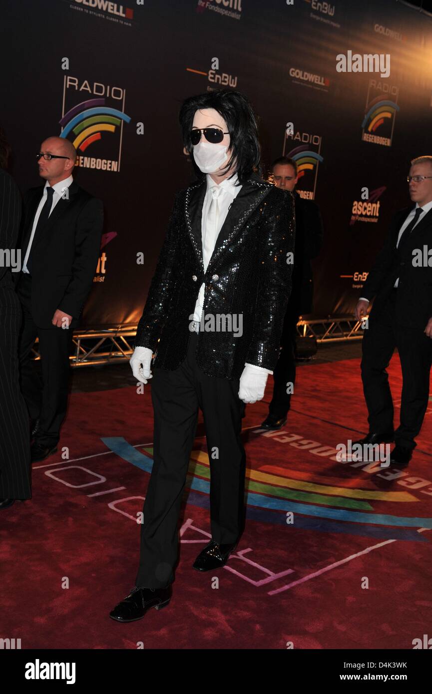A double of Michael Jackson arrives for the conferment of the Radio ...