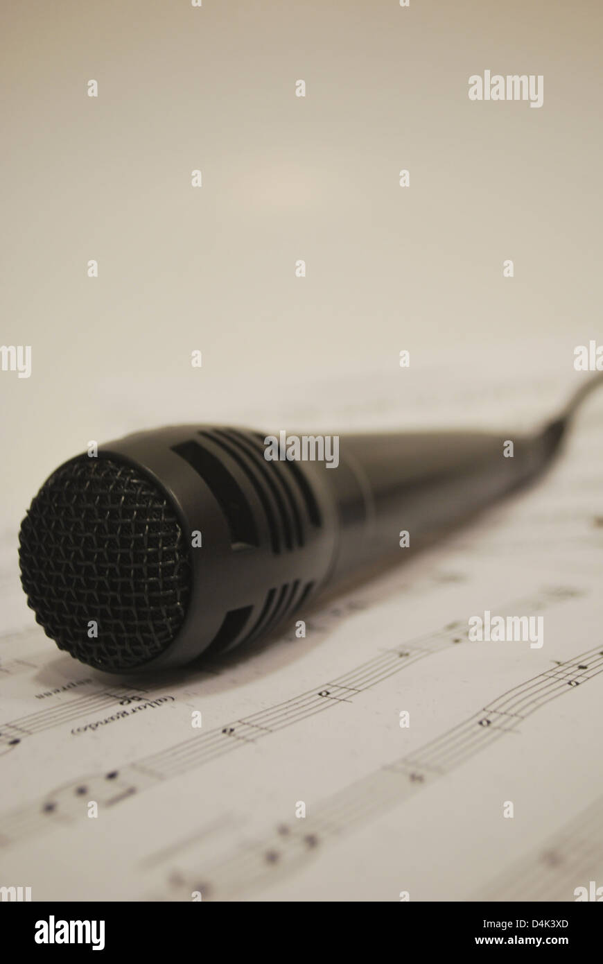 Microphone sheet music hi-res stock photography and images - Alamy