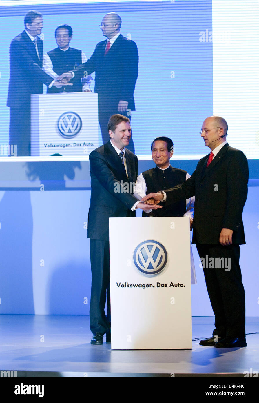 (R-L) President of Volkswagen India Joerg Mueller, Gouvernour of Indian ...