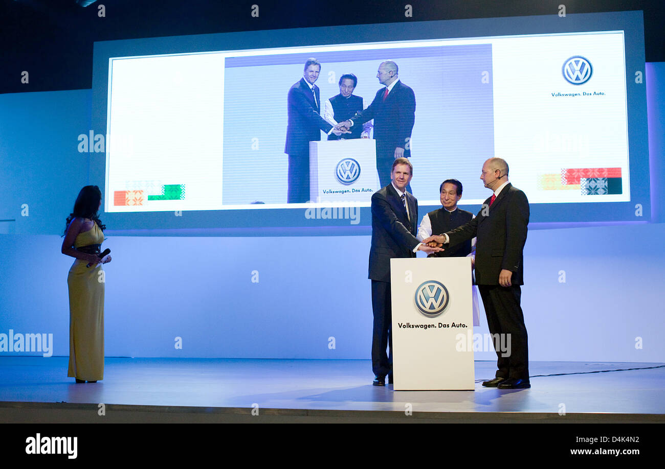 (R-L) President of Volkswagen India Joerg Mueller, Gouvernour of Indian ...