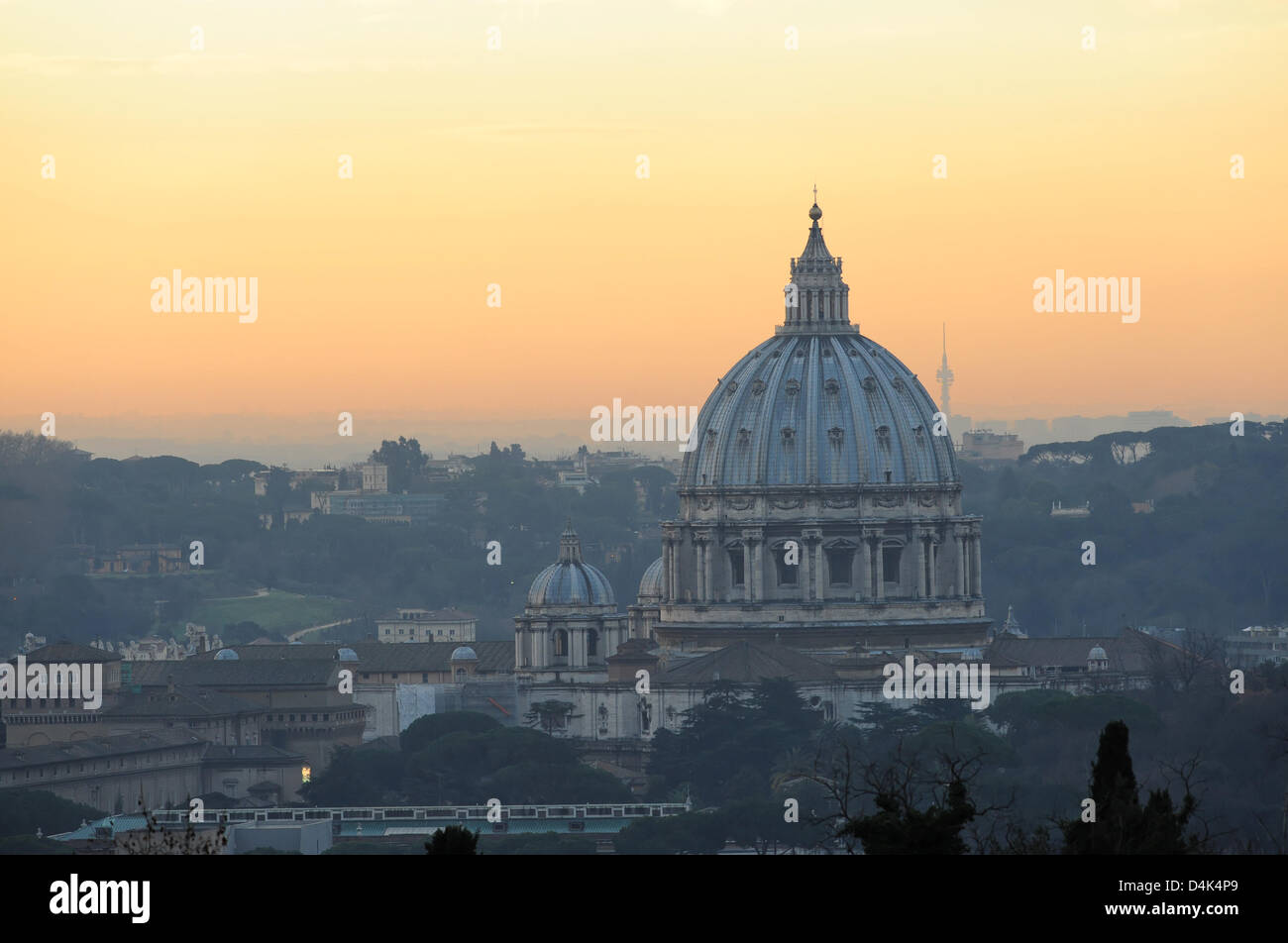 The sun rises over St. Peter?s Basilica in Rome, Italy, 22 January 2009 ...