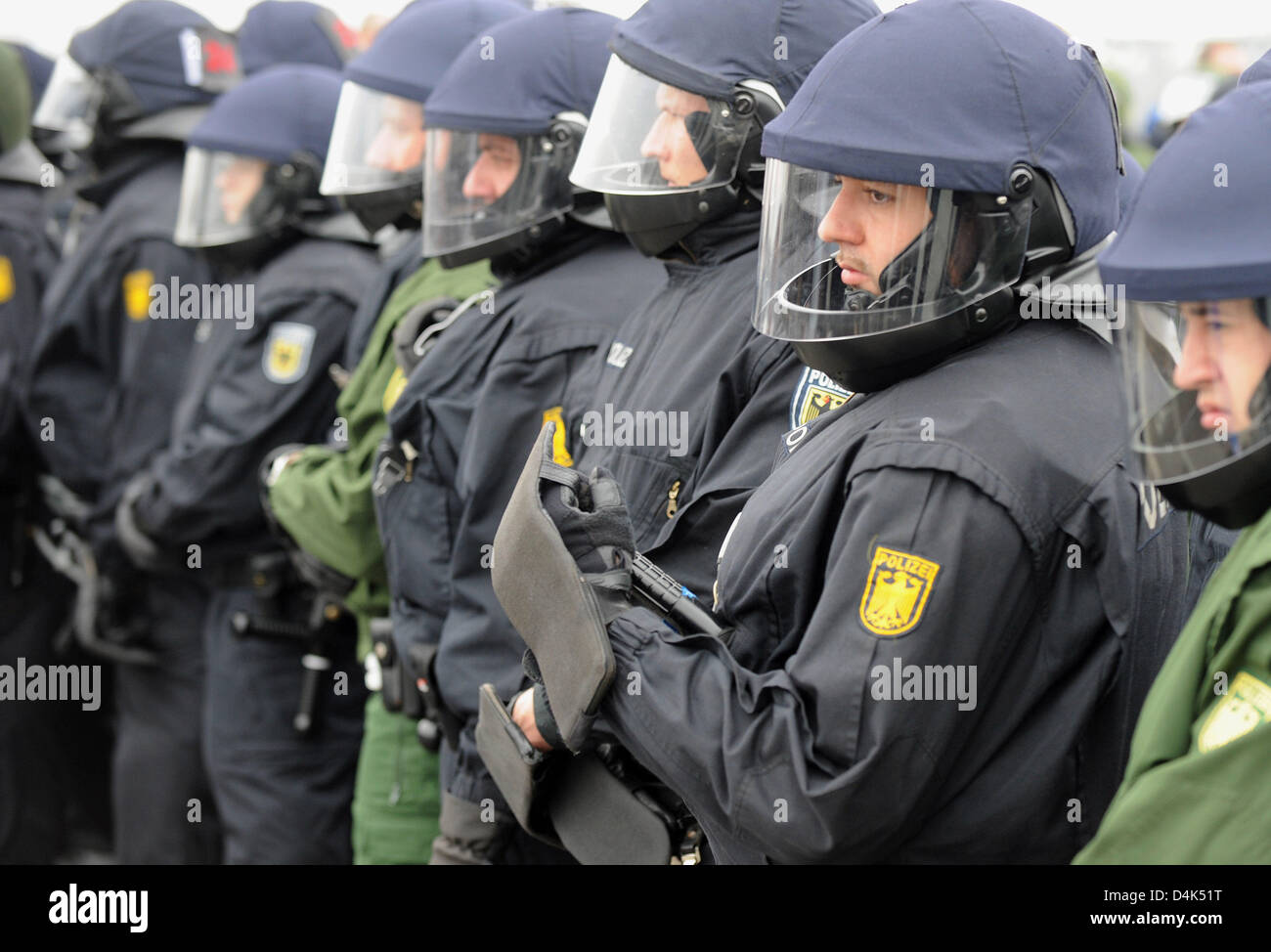 Members of the police and the Federal Border Guard secure the ...