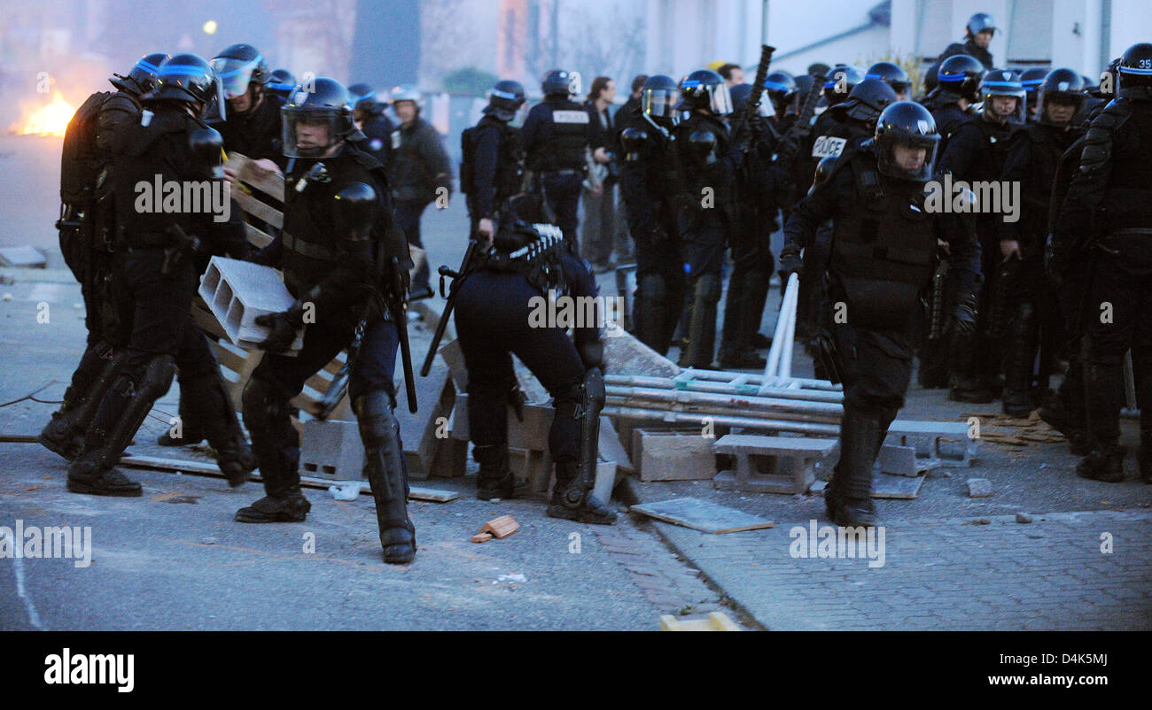 Special units of the French police clear away the street blockades of ...