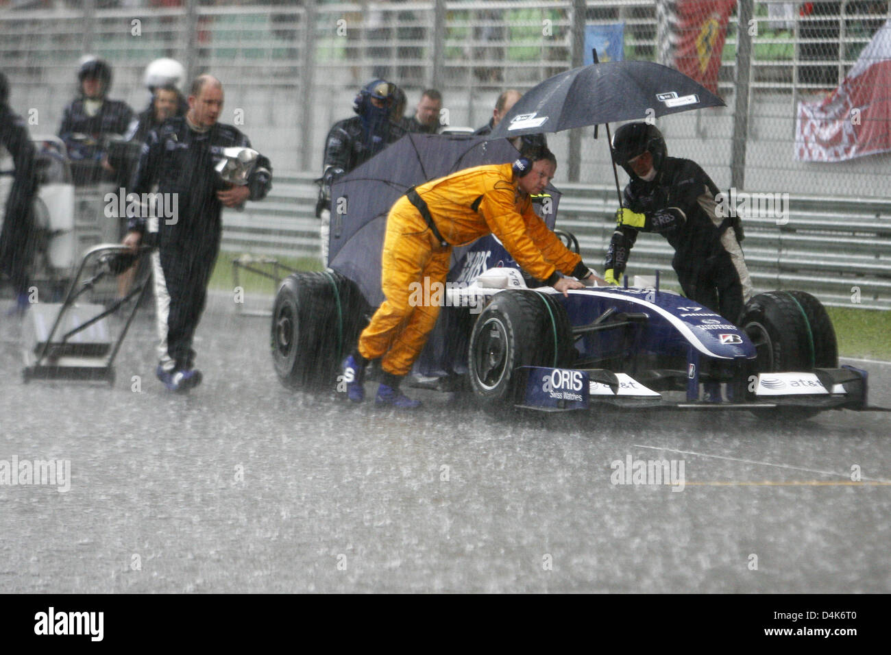 Williams F1 mechanics push back the racing car of Japanese Formula One ...
