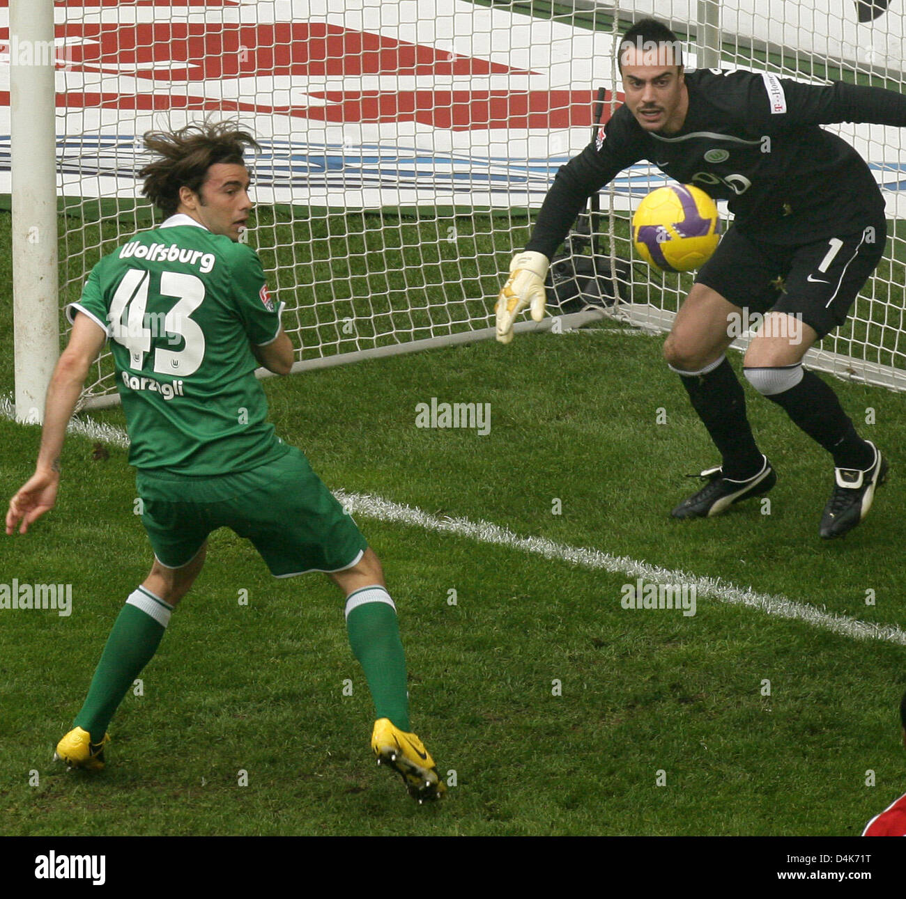 Wolfsburg?s Swiss keeper Diego Benaglio (R) and Italian defence player ...