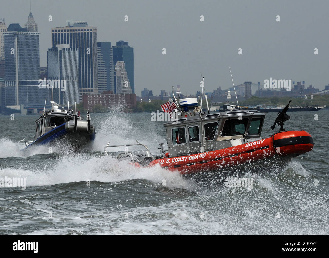 NYPD and USCG train together Stock Photo - Alamy