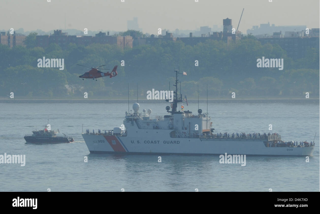 Us navy ships fleet parade hi-res stock photography and images - Alamy