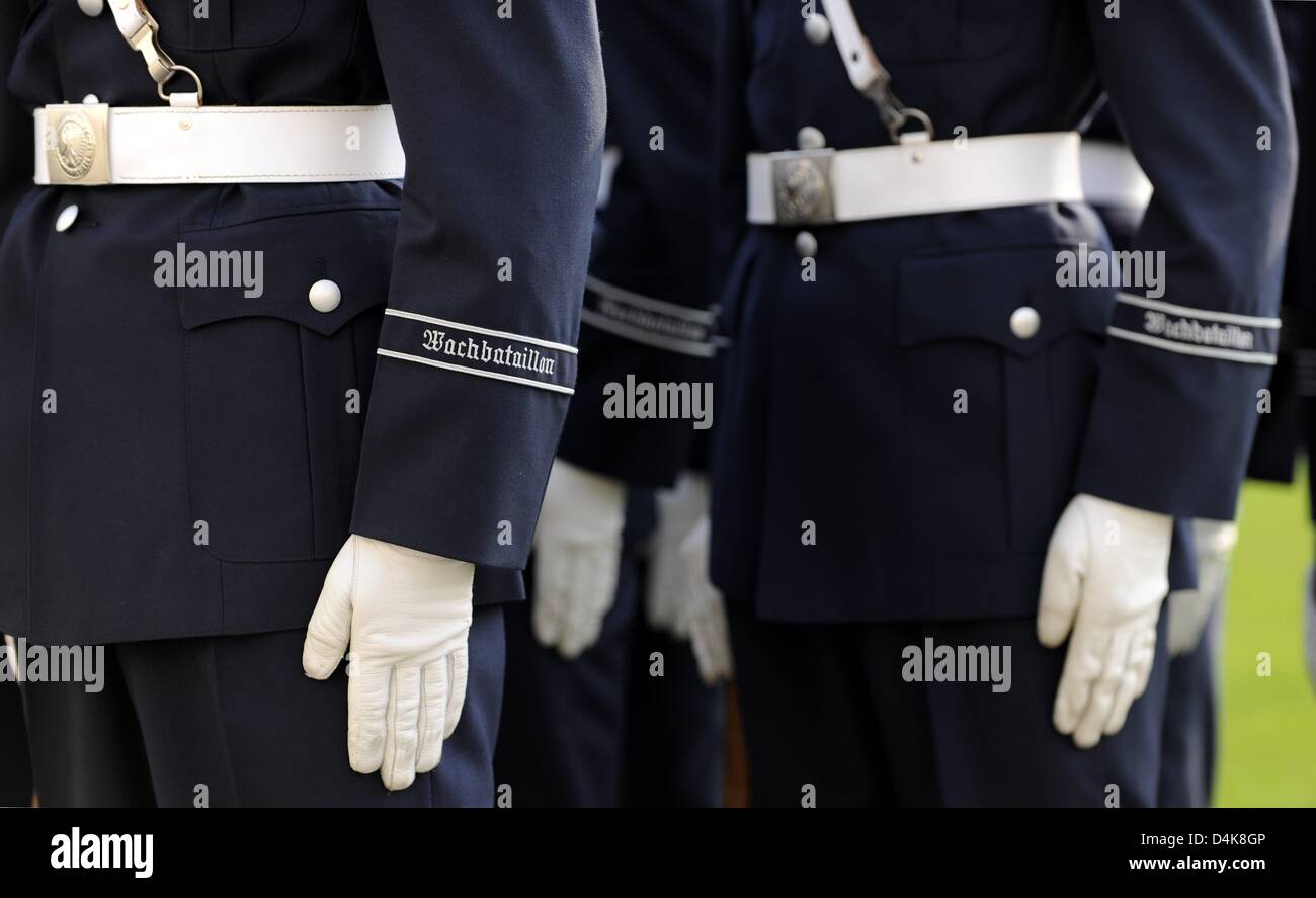 Soldiers of the Bundeswehr guard battalion stand at Bellevue Palace in ...