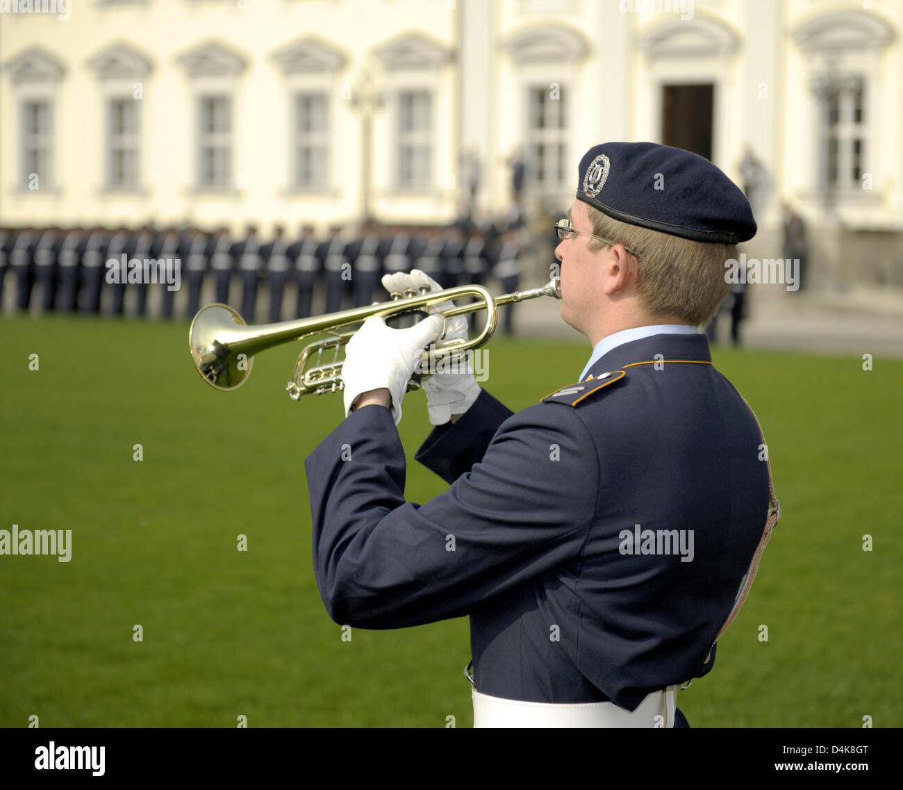 Soldiers of the Bundeswehr guard battalion stand at Bellevue Palace in ...
