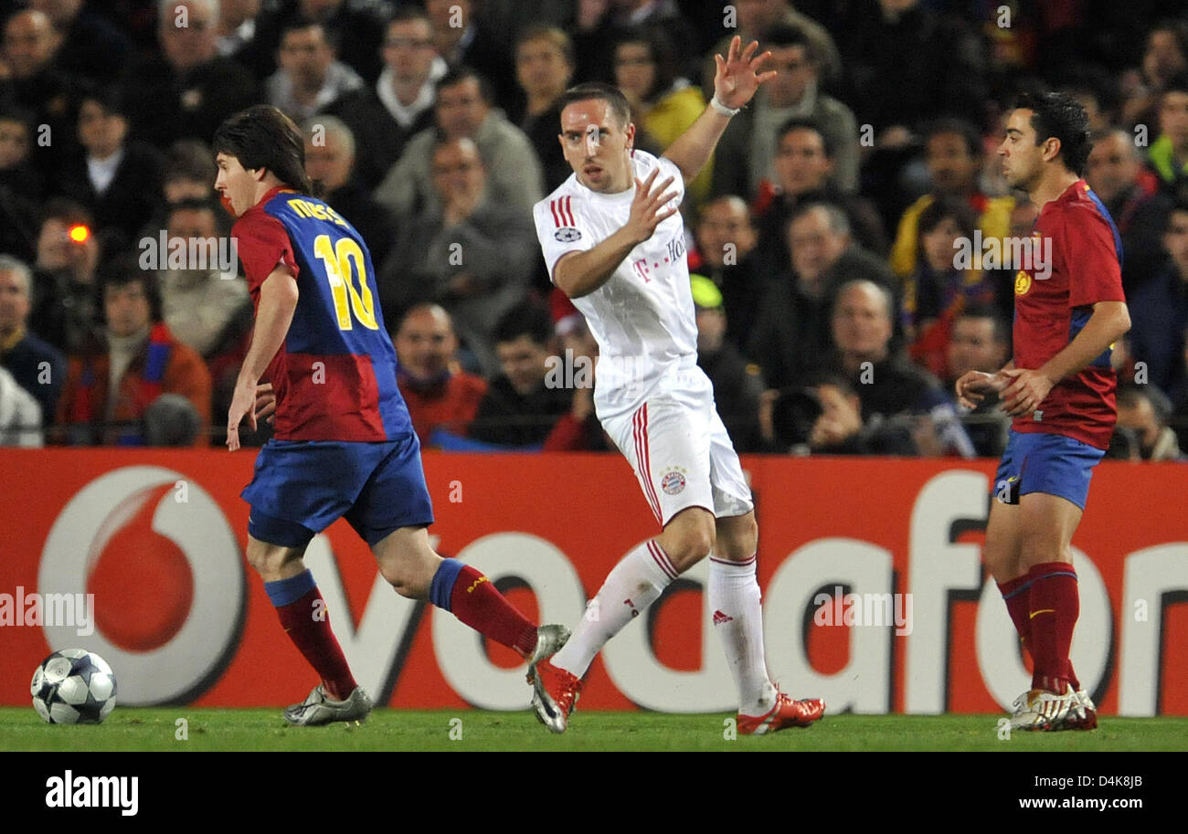 Barcelona?s Lionel Messi (L) controls the ball while Bayern Munich?s ...