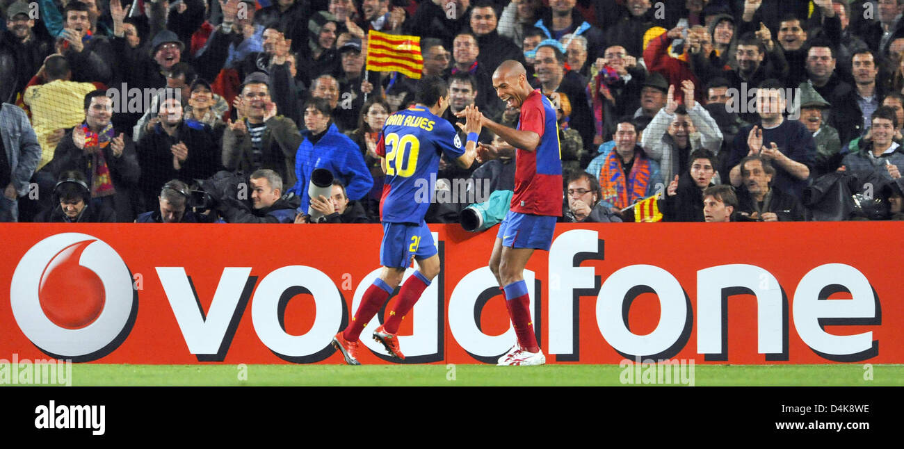Barcelona?s Lionel Messi (L) and Thierry Henry (R) cheer after Messi?s ...