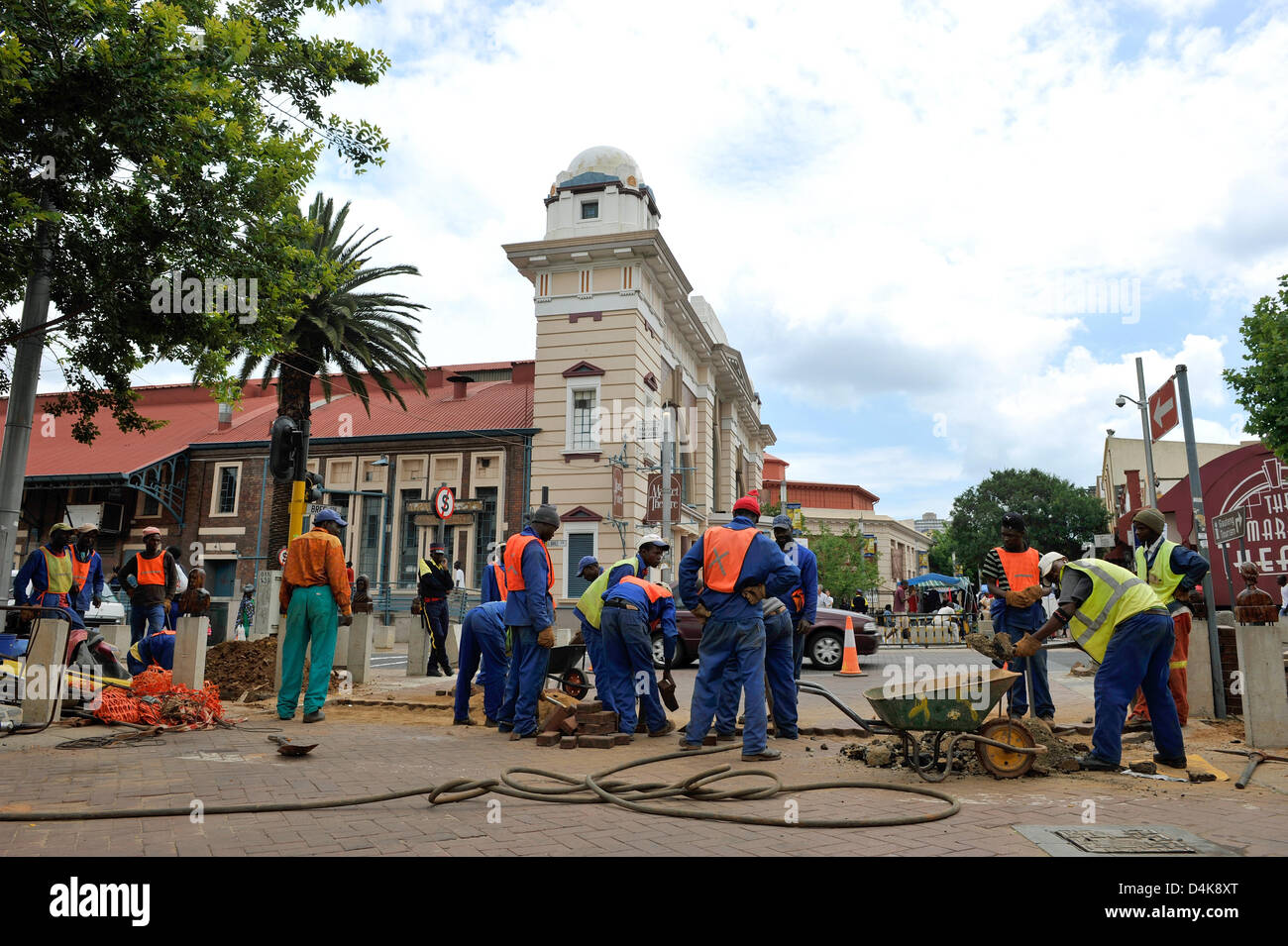 The picture shows workers on a building site in front of the market ...