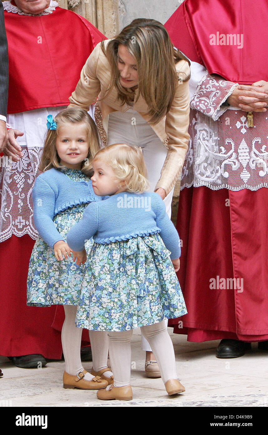Spanish Crown Princess Letizia and her daughters Princess Sofia (R) and ...