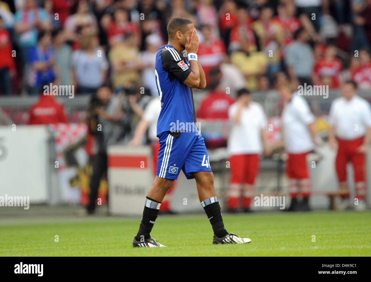 Hamburg?s Dennis Aogo is consternated after Stuttgart?s late 1-0 score ...