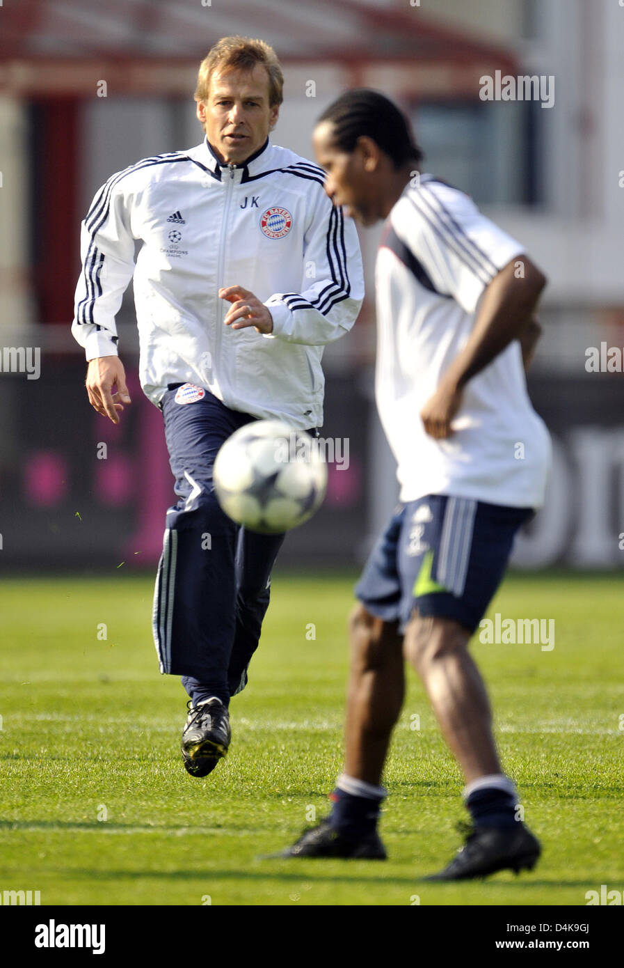 Munich?s head coach Juergen Klinsmann (L) fights for the ball with Ze ...