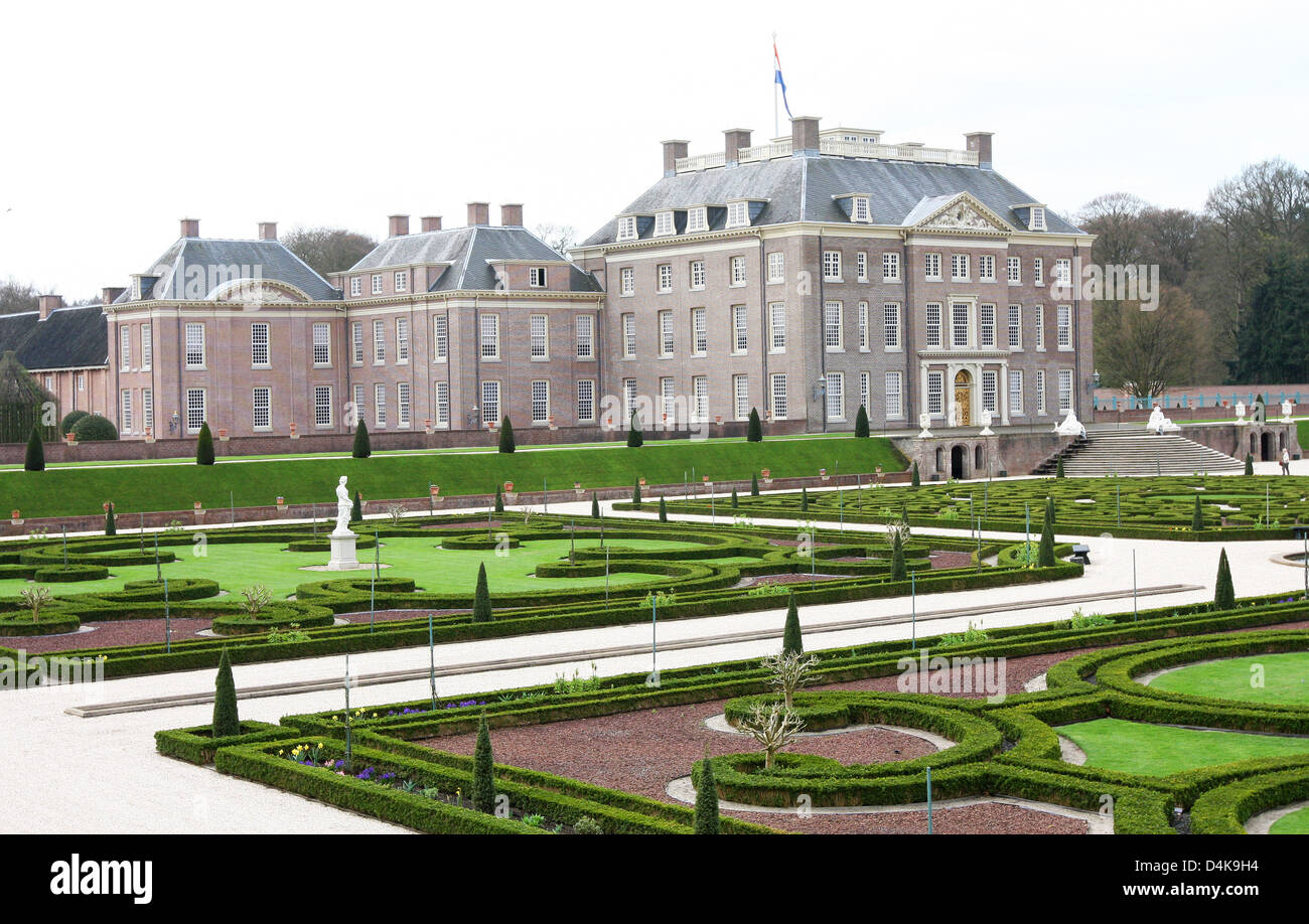 Exterior view on castle Het Oude Loo in Apeldoorn, the Netherlands, 10 ...