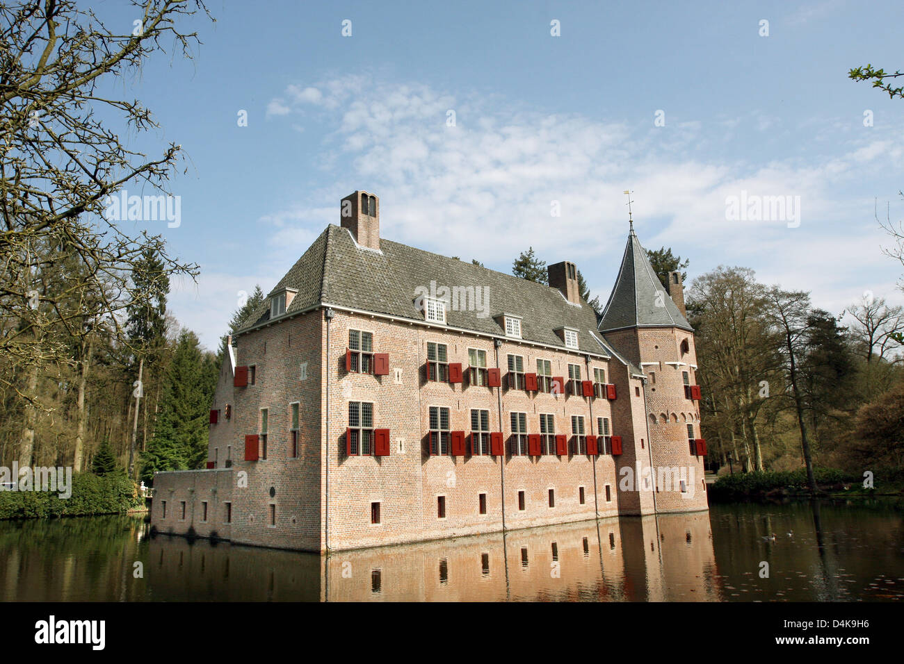 Exterior view on castle Het Oude Loo in Apeldoorn, the Netherlands, 10 ...