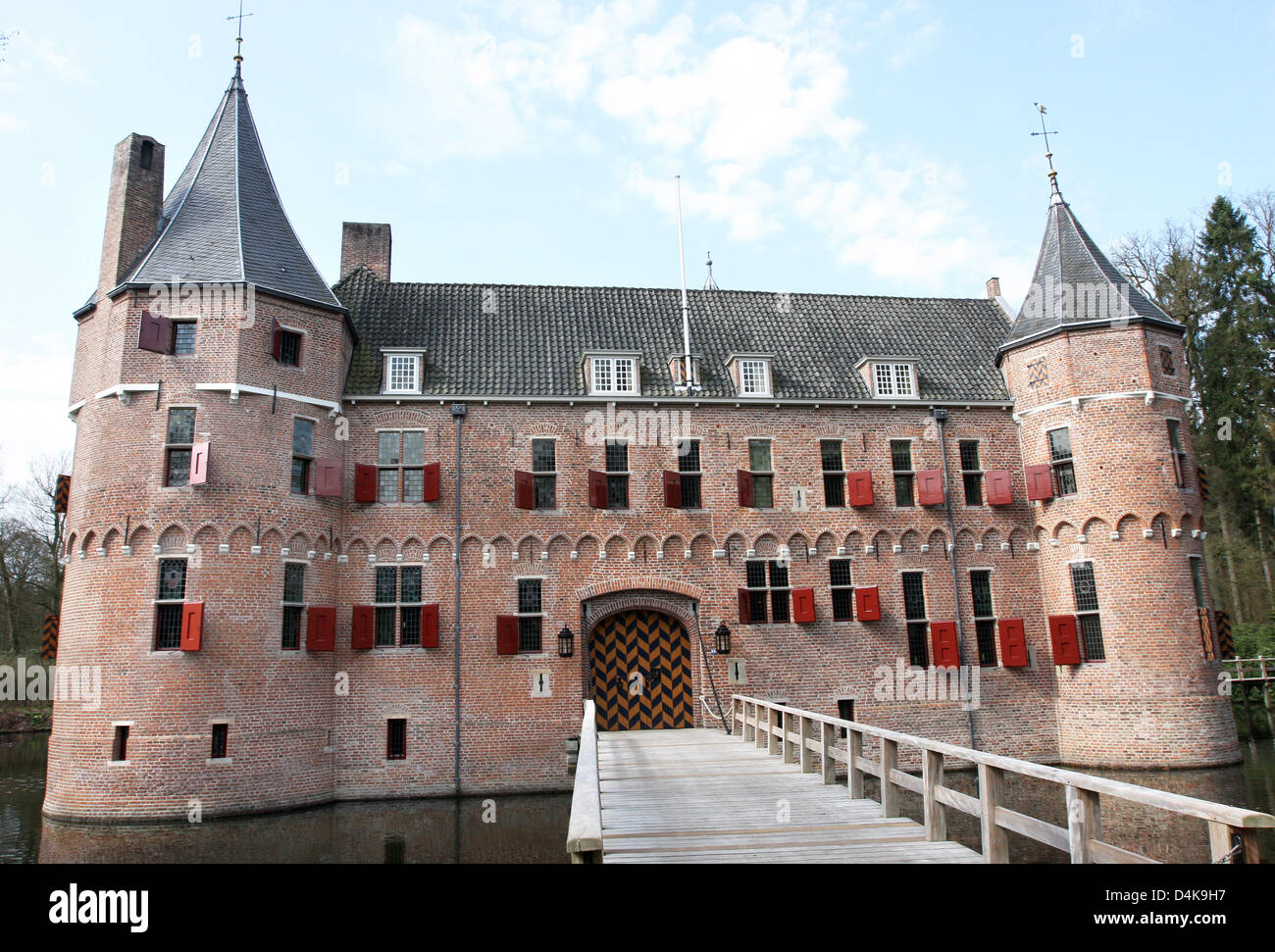 Exterior view on castle Het Oude Loo in Apeldoorn, the Netherlands, 10 ...