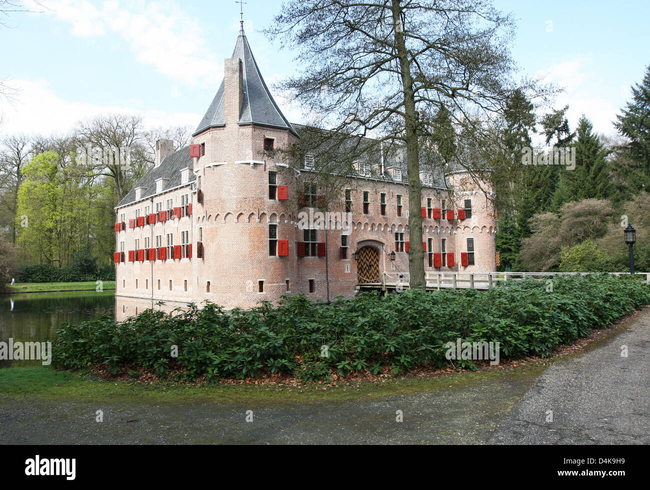 Exterior view on castle Het Oude Loo in Apeldoorn, the Netherlands, 10 ...