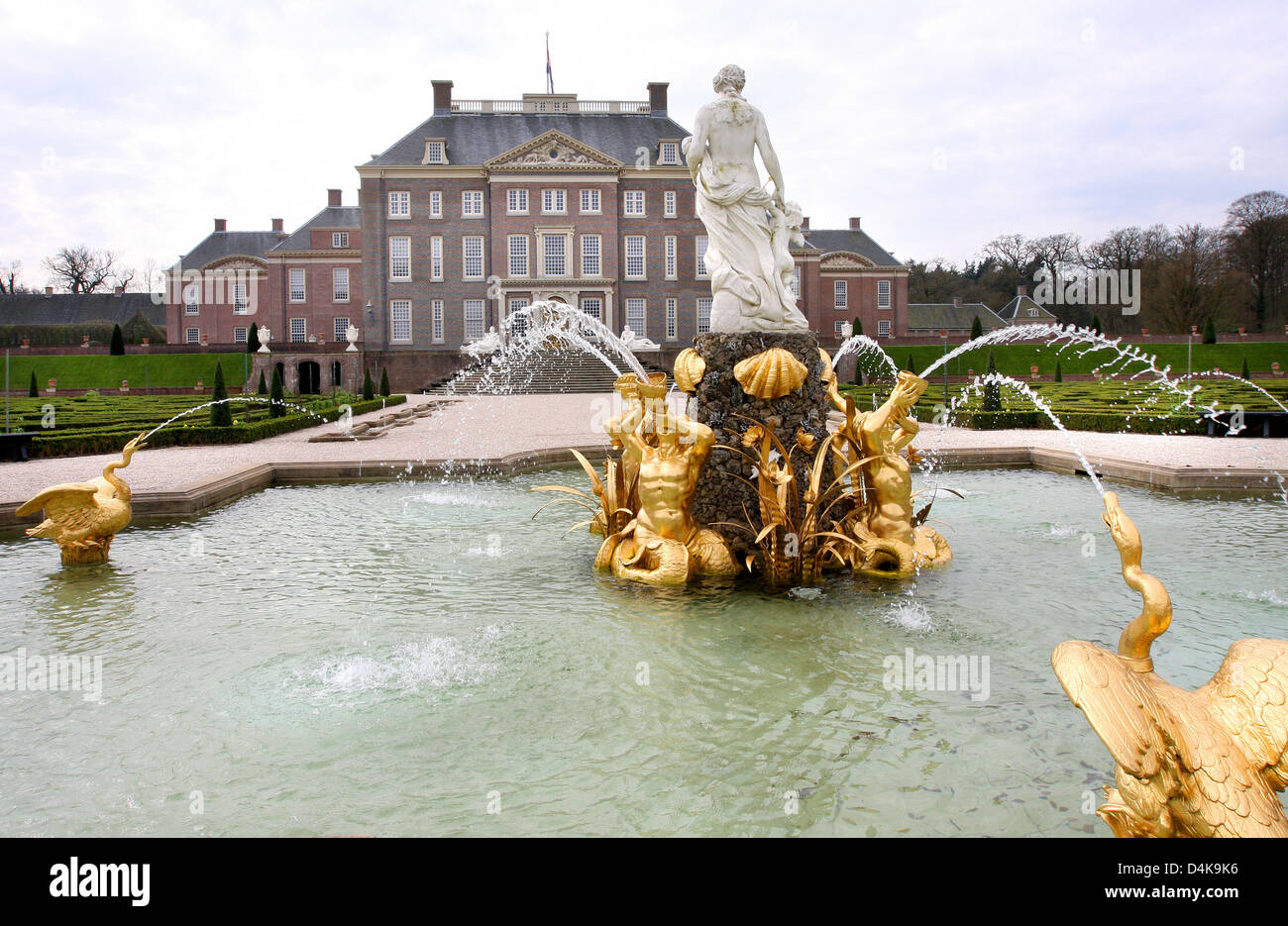 Exterior view on castle Het Oude Loo in Apeldoorn, the Netherlands, 10 ...
