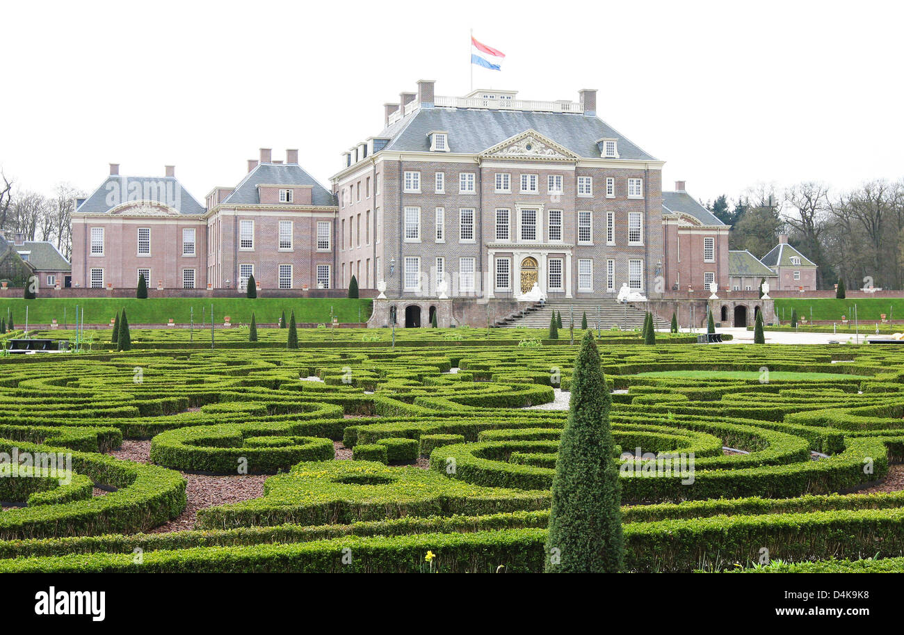 Exterior view on castle Het Oude Loo in Apeldoorn, the Netherlands, 10 ...