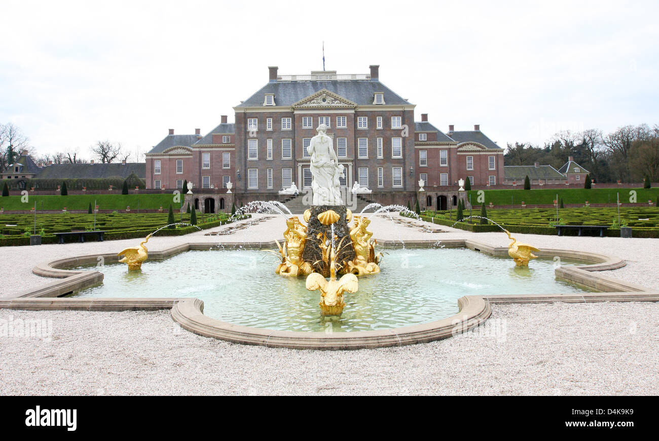 Exterior view on castle Het Oude Loo in Apeldoorn, the Netherlands, 10 ...
