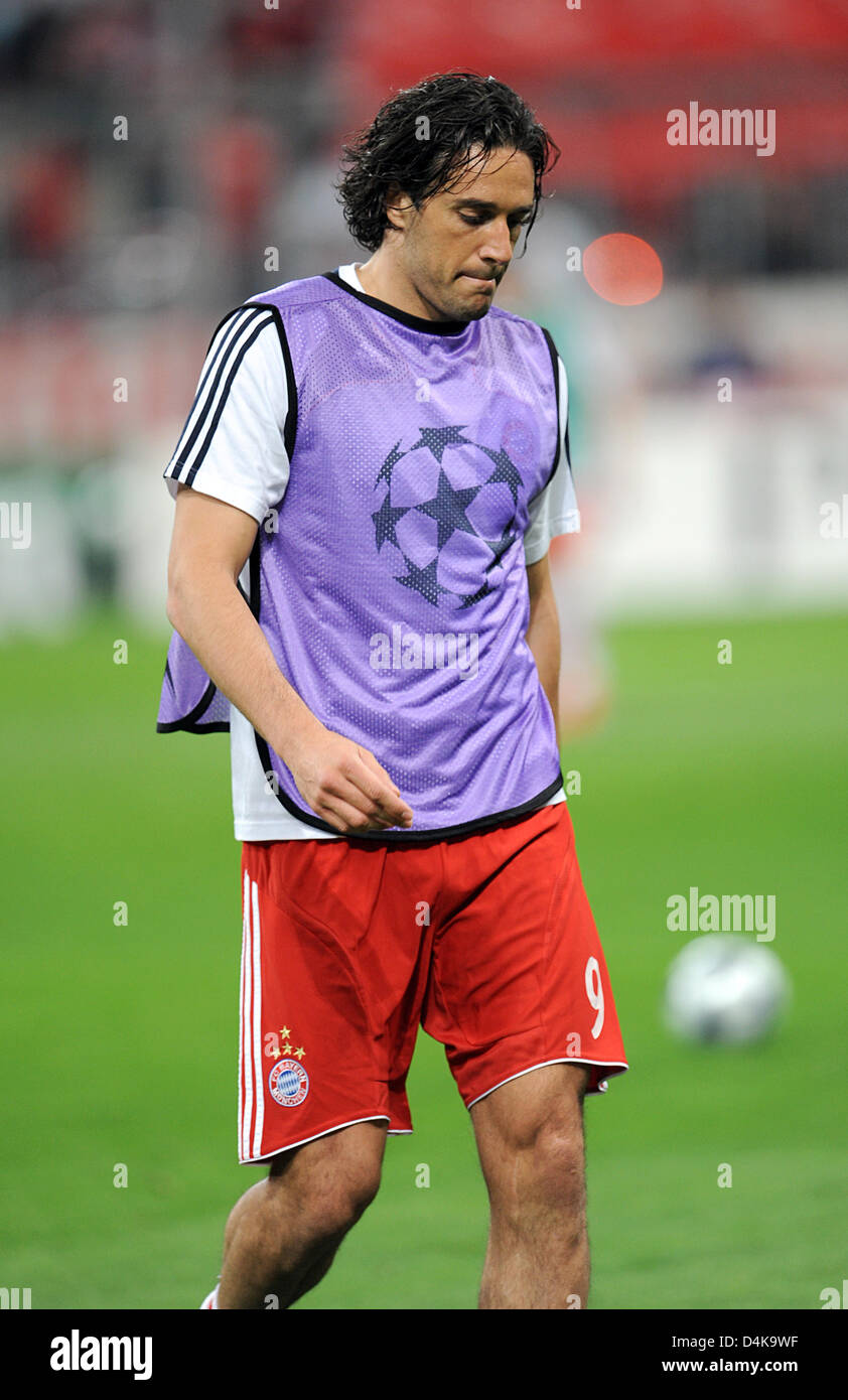 Munich?s Luca Toni seen prior to the return leg of the Champions League ...