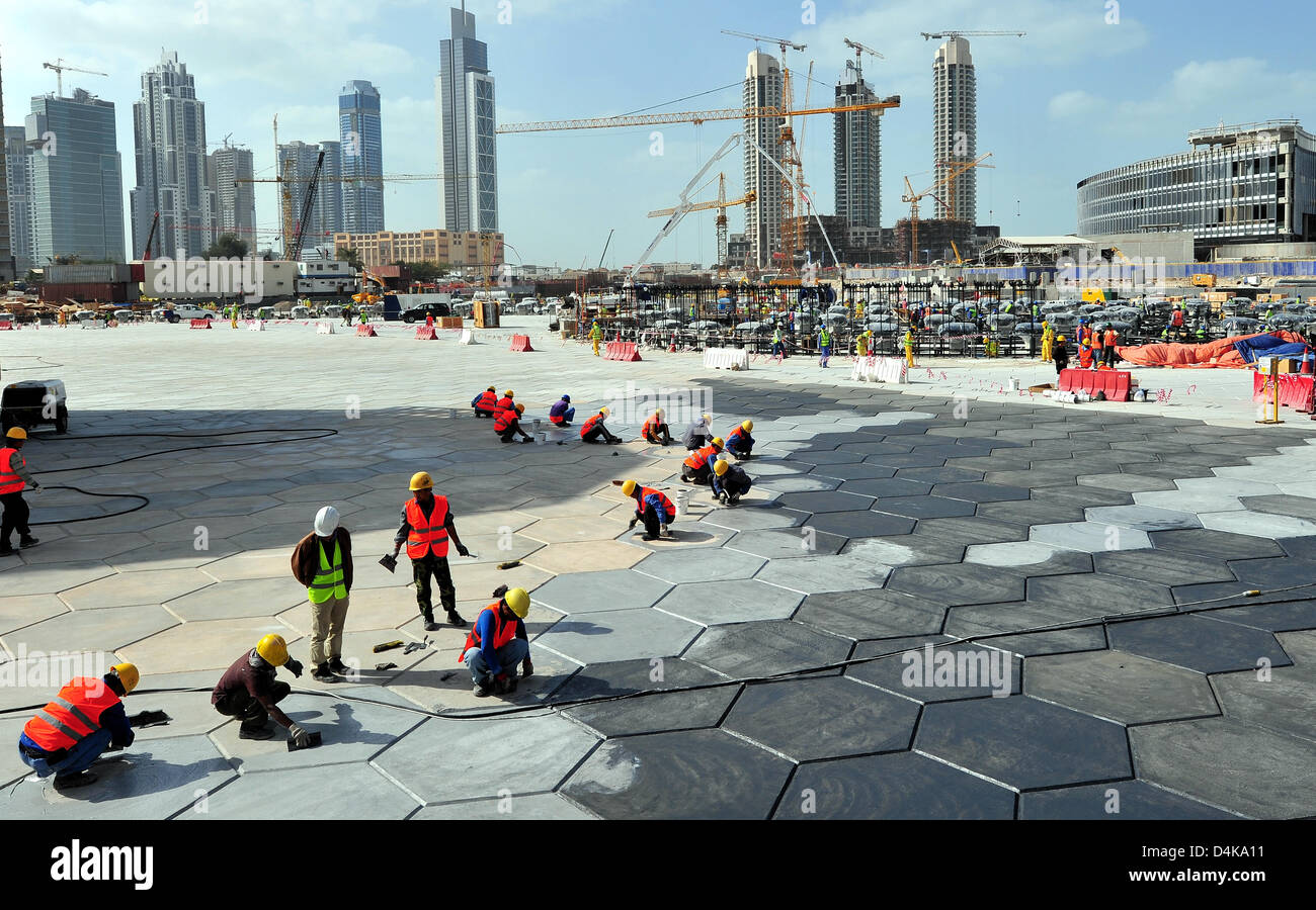 Construction workers work at the courtyard of the Burj Dubai skyscraper ...