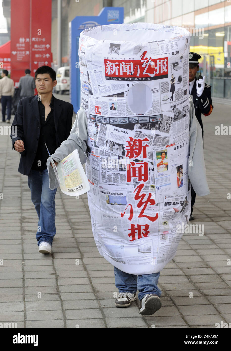 A ?human advertising column? seen on the press day of the Shanghai Auto ...