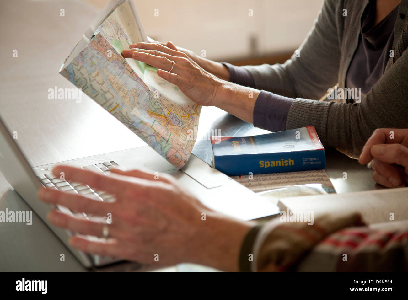 Guy reading map hi-res stock photography and images - Alamy