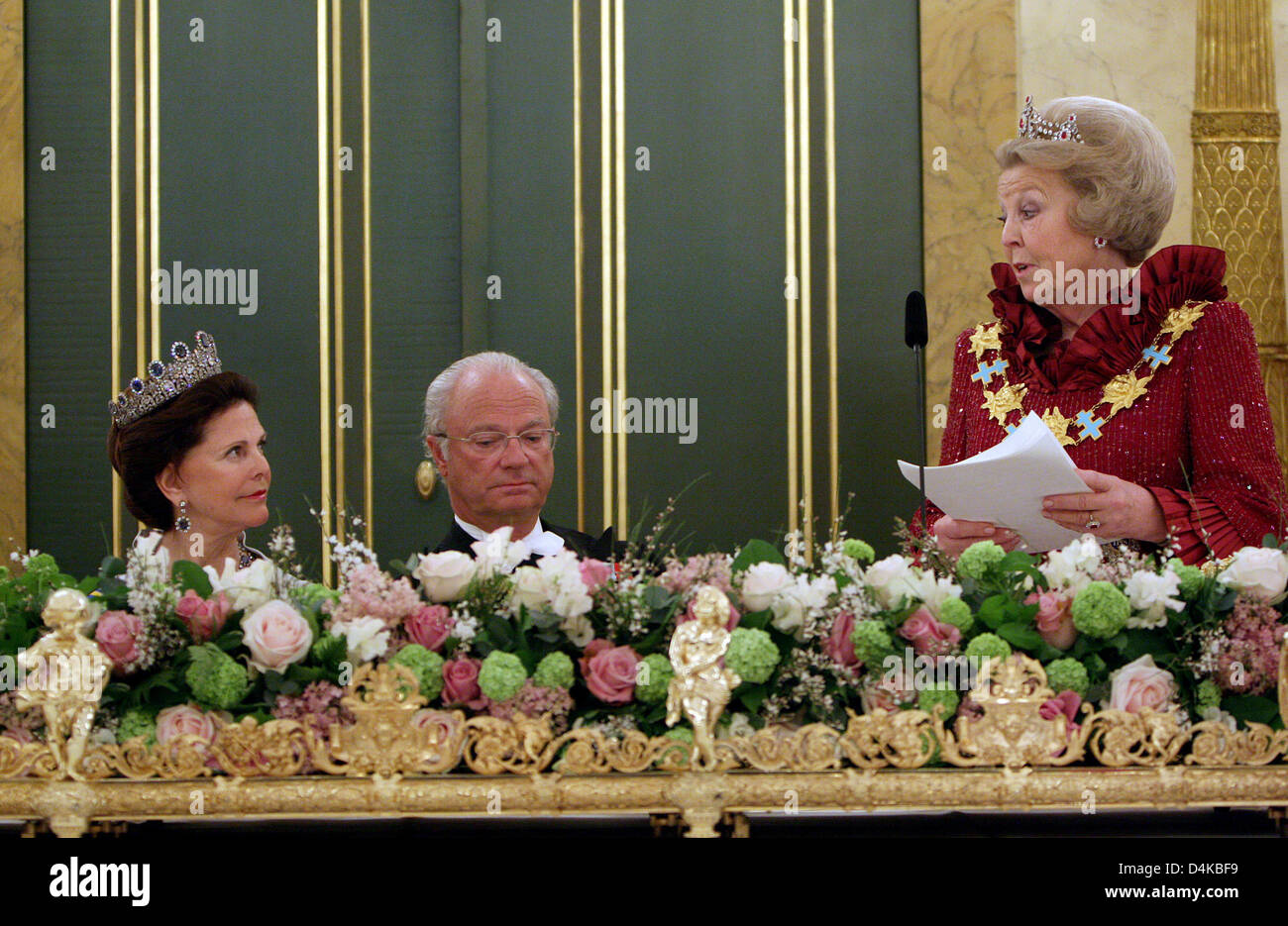 Dutch Queen Beatrix delivers a speech next to Swedish King Carl Gustaf ...