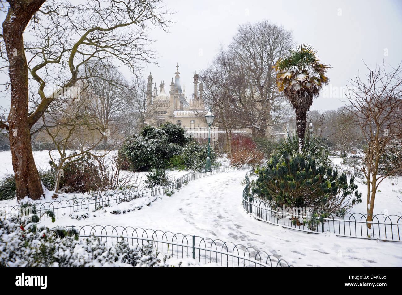 Snow around the Royal Pavilion and Gardens in Brighton Sussex UK Stock ...