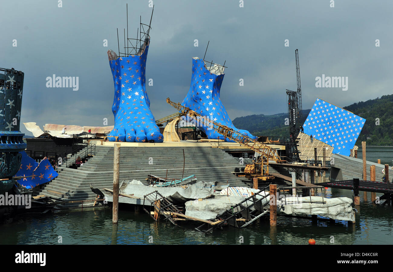 Two huge feet dominate the stage design on the lake stage in Bregenz ...