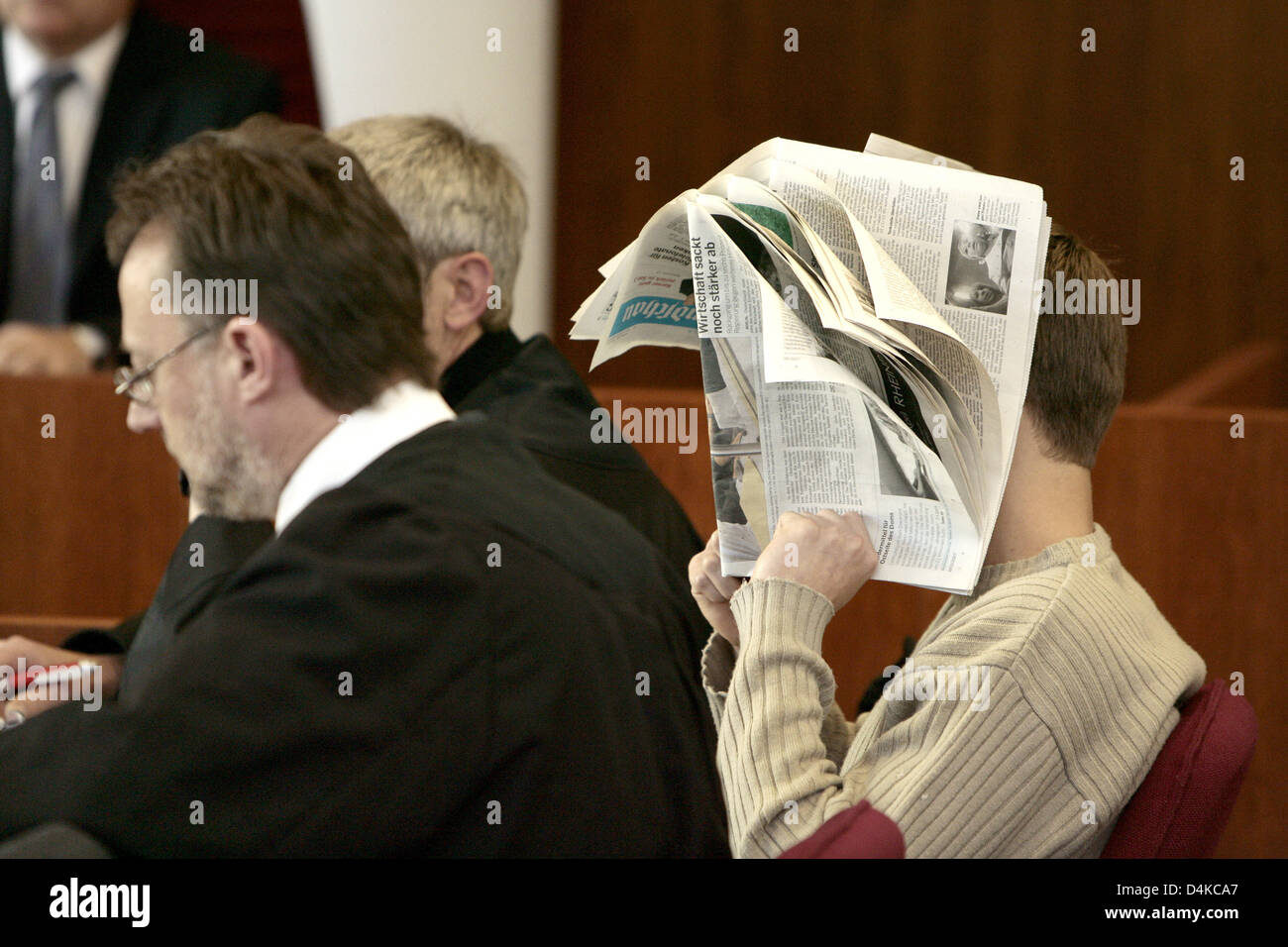 Defendant Pascal I. (R) is in the dock with his attourneys Thomas Ohm ...