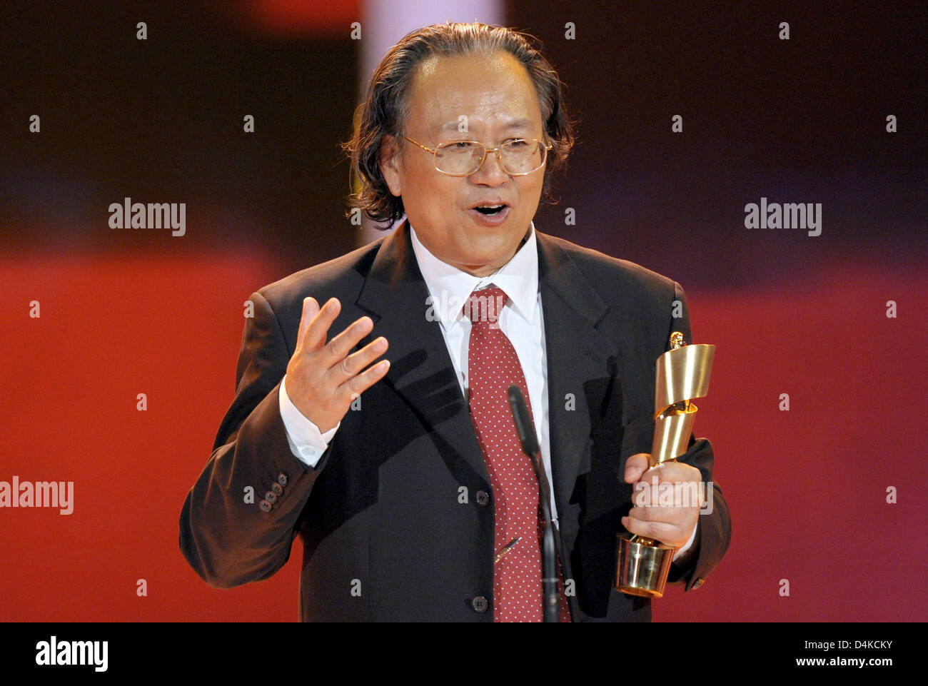 Set designer Tu Ju Hua is happy about his ?Lola? during the award ...