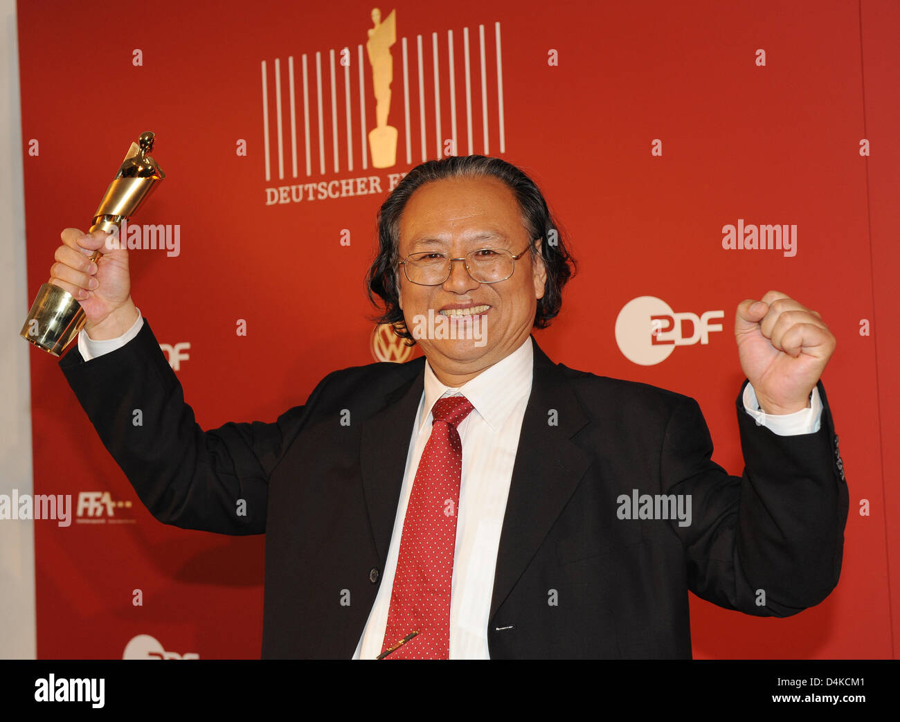Set designer Tu Ju Hua is happy about his ?Lola? during the award ...