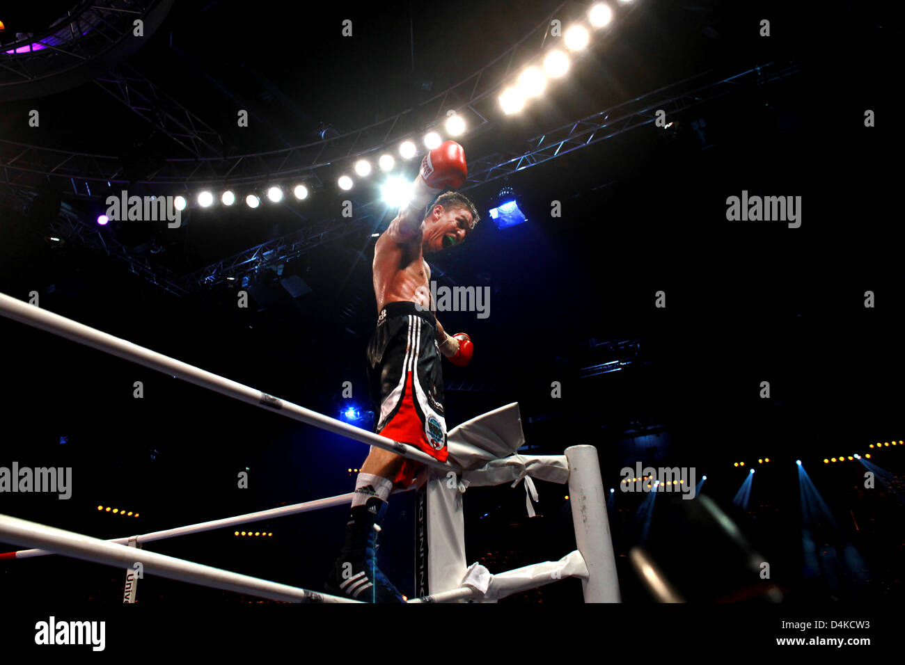 Hungarian super middleweight boxing world champion Karoly Balzsay (R ...