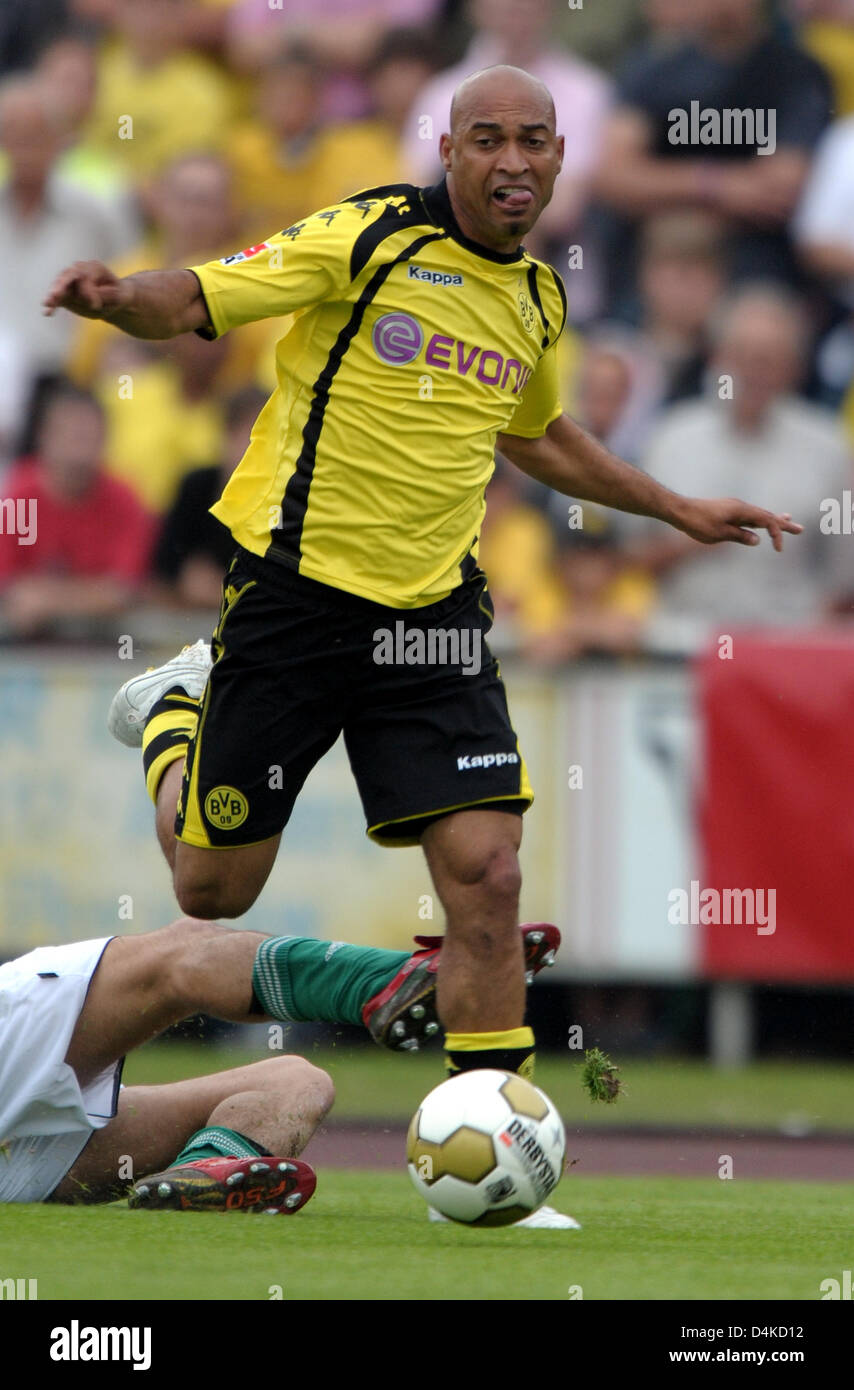 German Bundesliga club Borussia Dortmund?s Dede controls the ball ...
