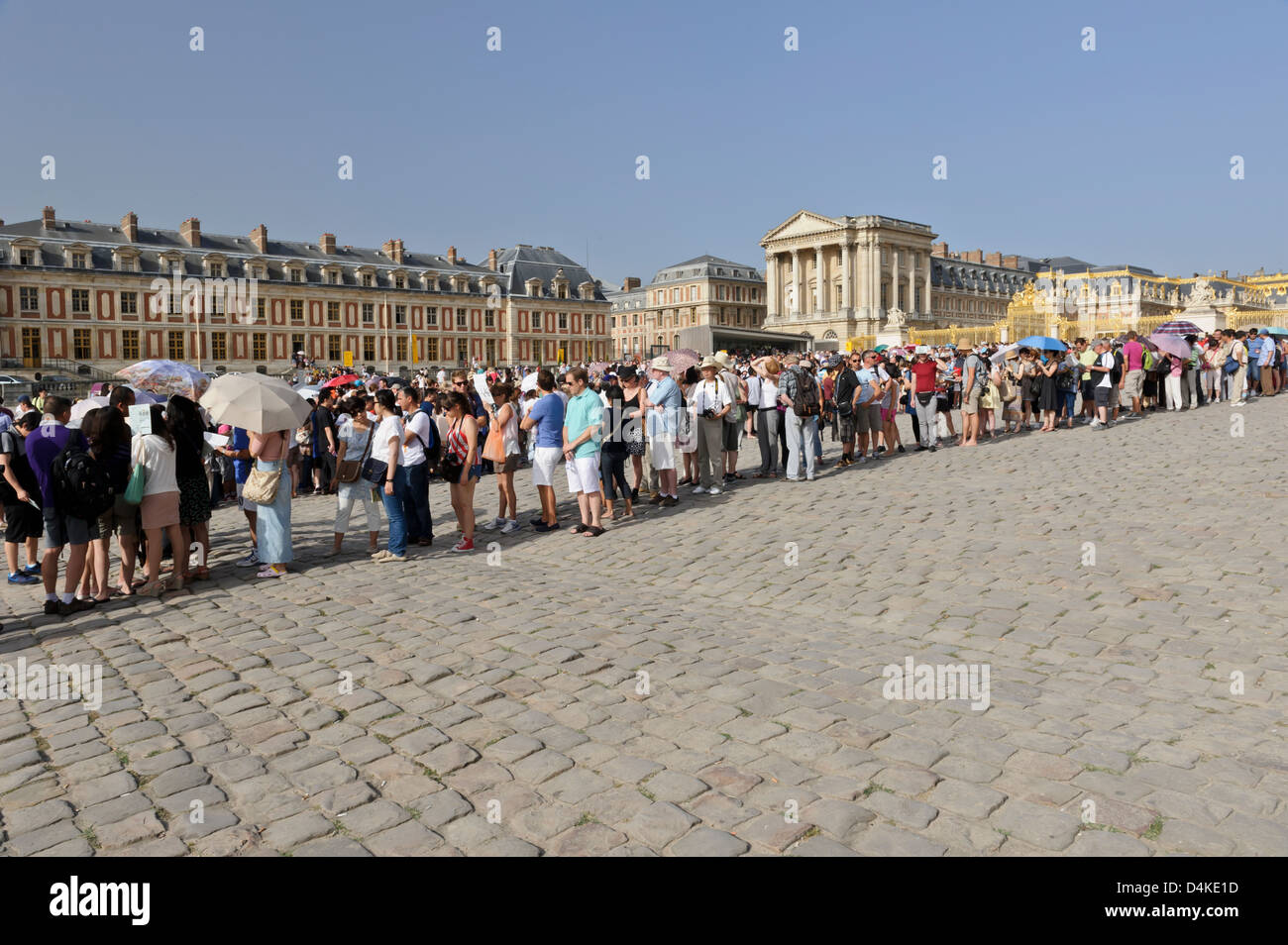 Queue outside palace hi-res stock photography and images - Alamy