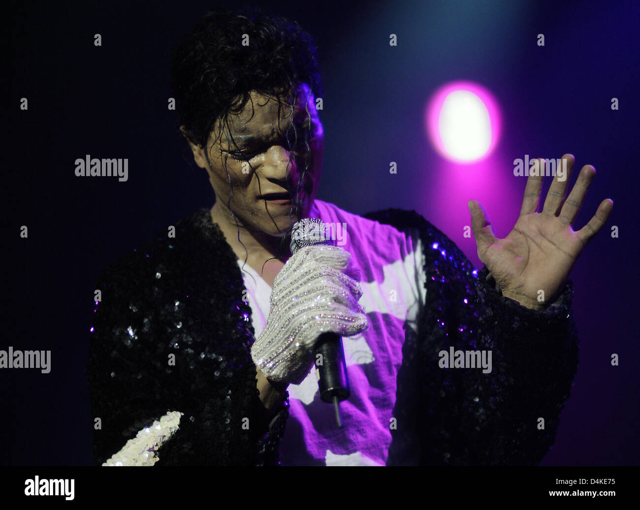 William Hall doubles Michael Jackson during the ?Stars in Concert? show ...