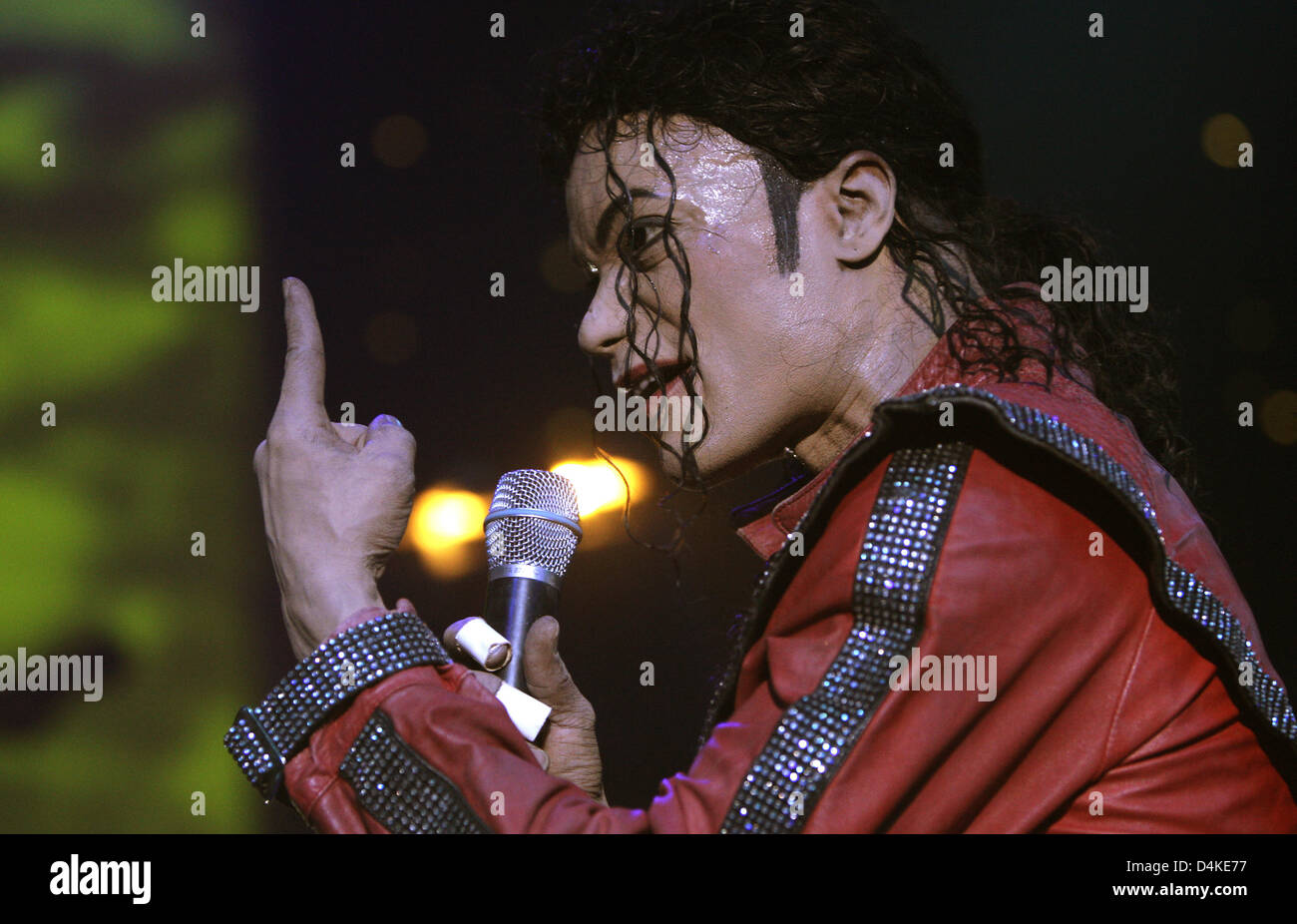 William Hall doubles Michael Jackson during the ?Stars in Concert? show ...