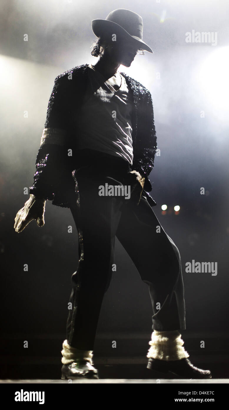 William Hall doubles Michael Jackson during the ?Stars in Concert? show ...