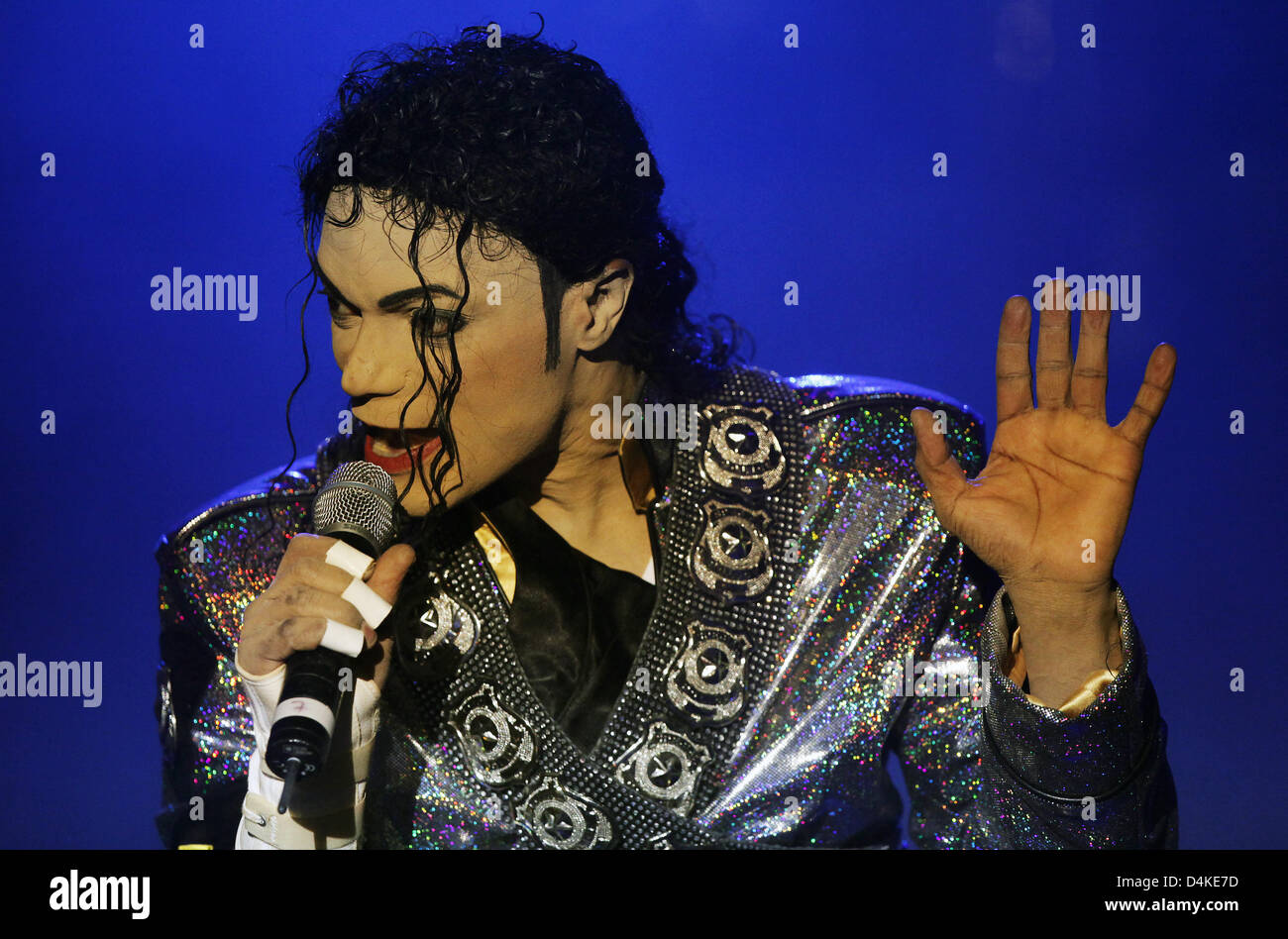 William Hall doubles Michael Jackson during the ?Stars in Concert? show ...